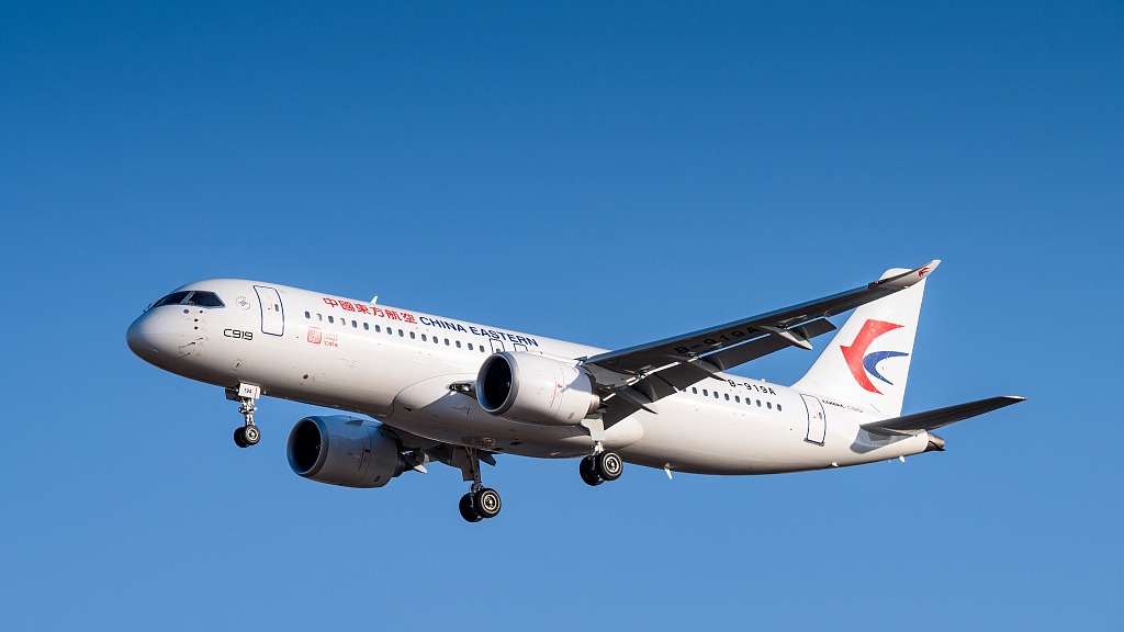 Le premier grand avion C919 de fabrication chinoise au monde effectue ...