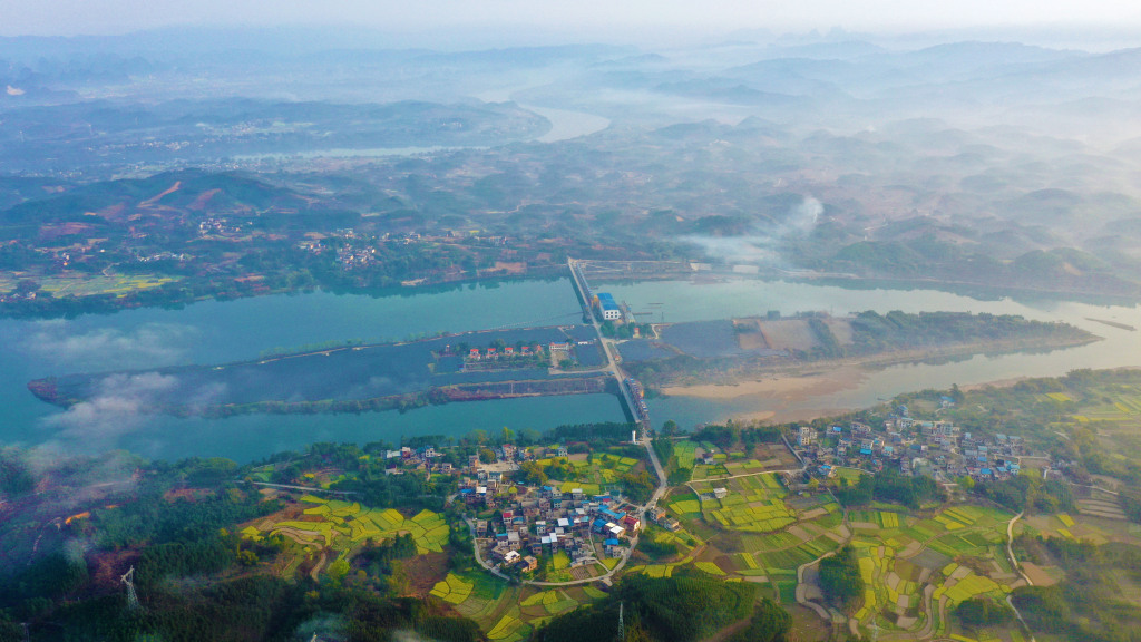 Vu du ciel, le complexe hydraulique de Guding à Rongshui est couvert d ...