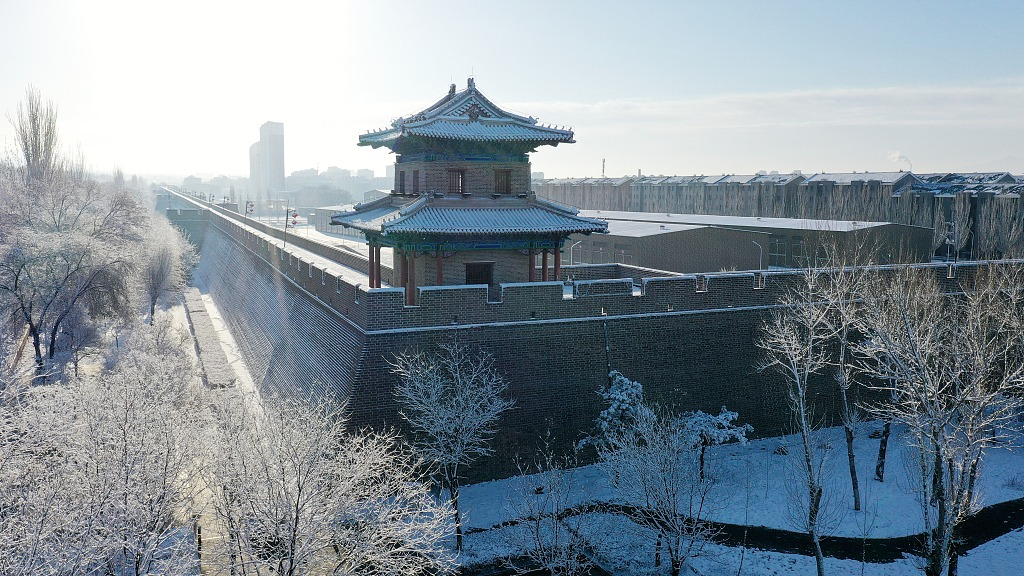 La ville ancienne de Xuanhua est toute argentée après la neige - CGTN