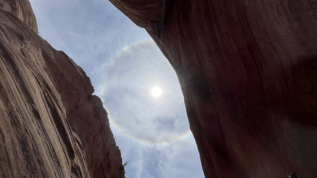 Shaanxi : vue d'un halo solaire sur le relief de Danxia - CGTN
