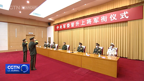 Xi Jinping remet les certificats d'ordre pour promouvoir des officiers ...