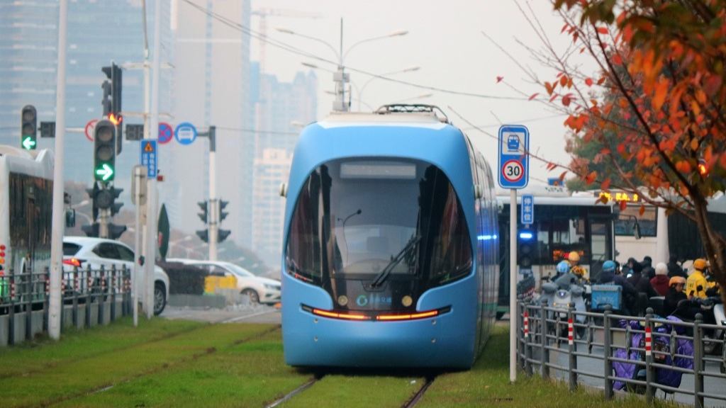 Le plein tarif est de 2 yuans ! Le tramway moderne L3 de Wuhan Optics ...