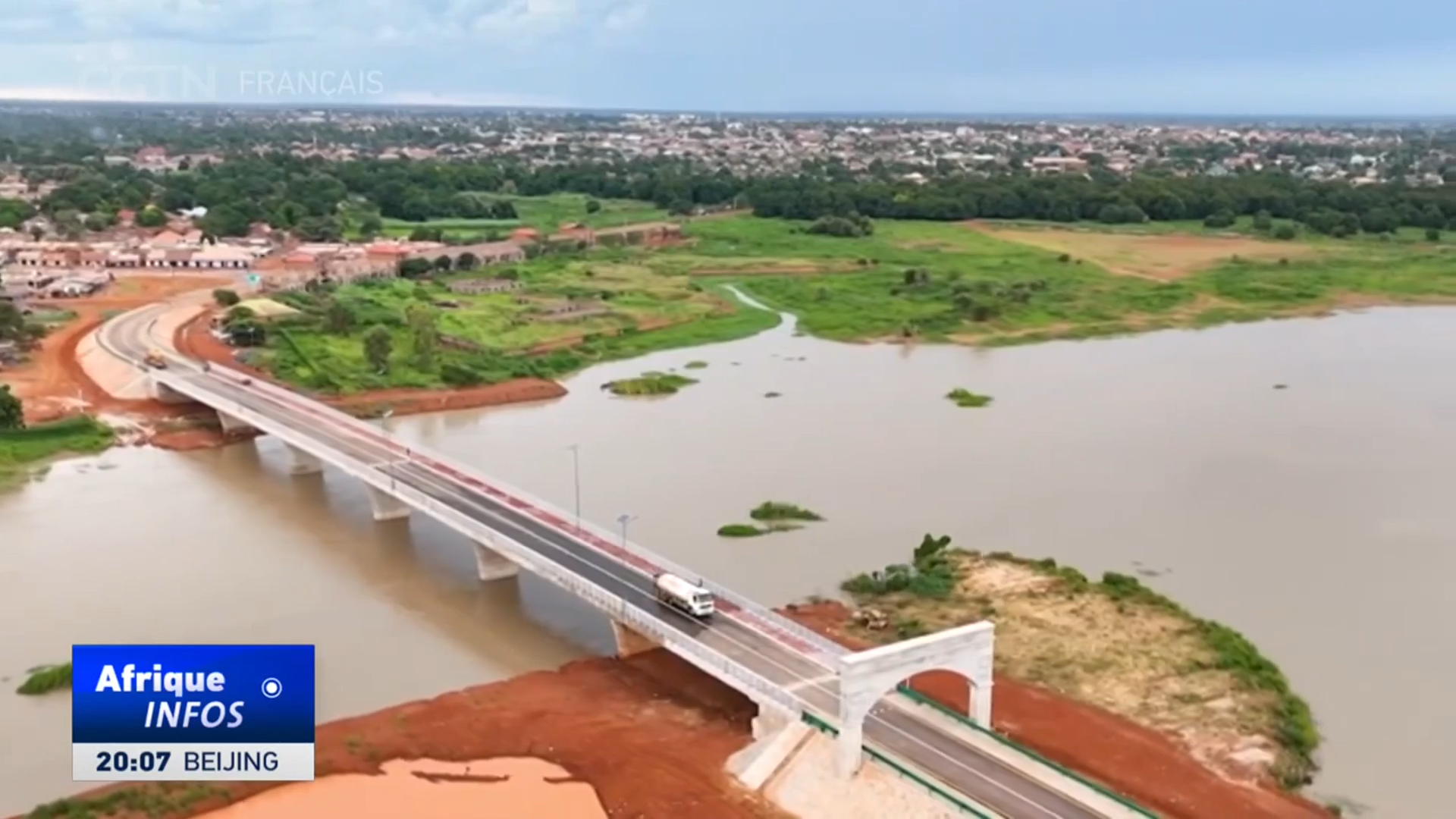 Construit par la Chine, un pont enjambant la rivière Jur remis au ...