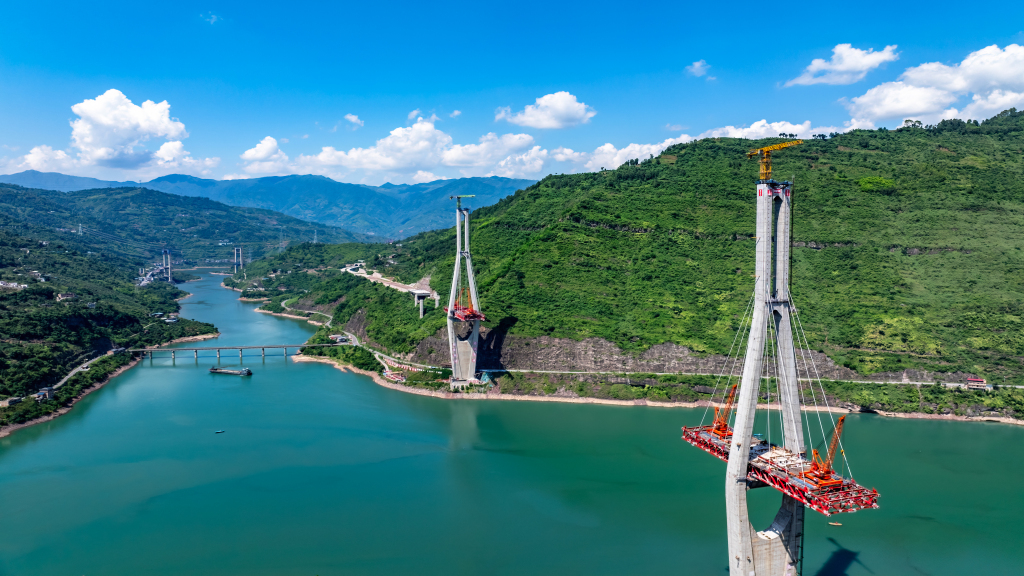 Yunnan : la construction du méga pont sur la rivière Jinsha progresse ...