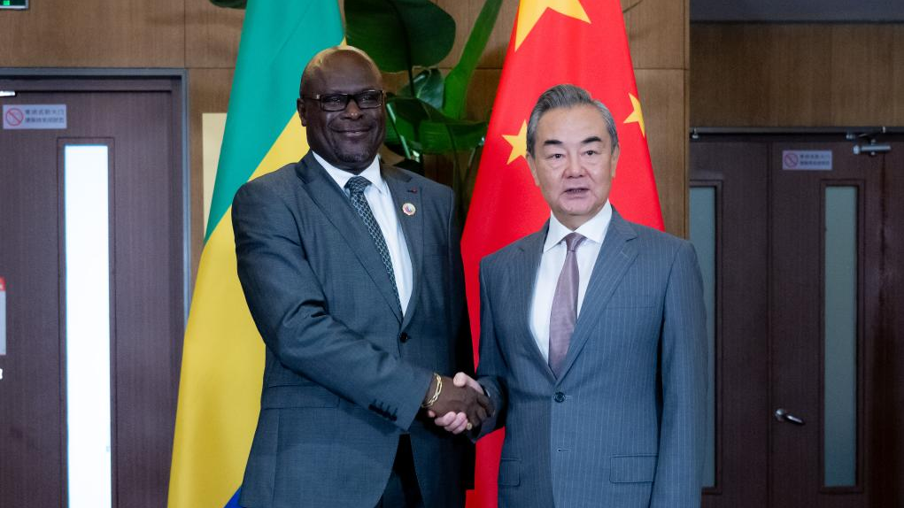 Le ministre chinois des AE rencontre ses homologues gabonais et ...
