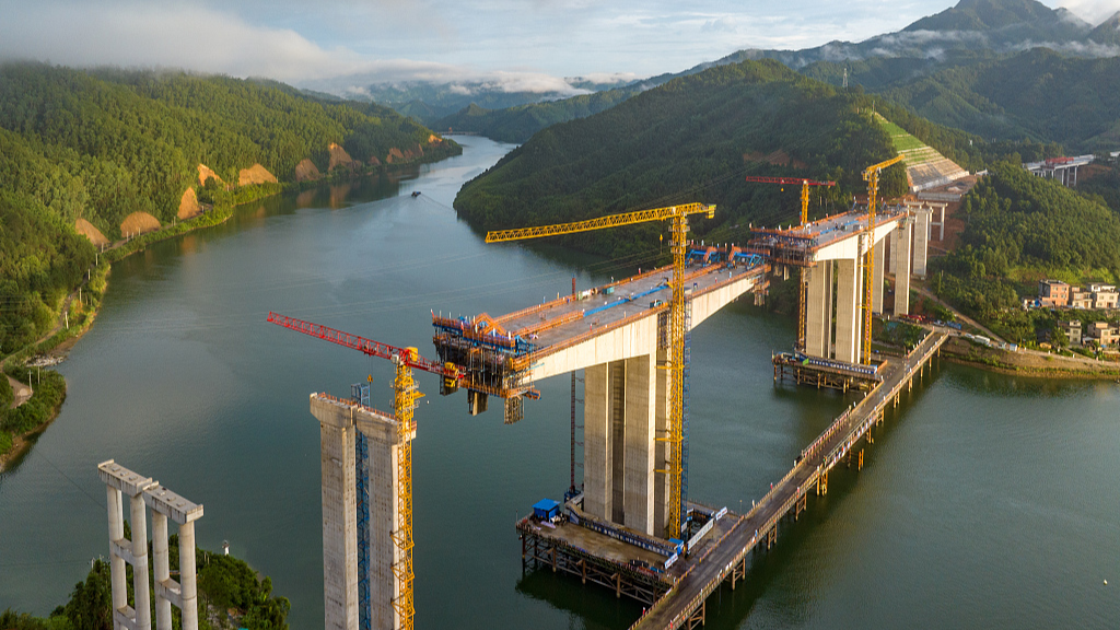 Guilin, Guangxi : le grand pont de la rivière Gui de l'autoroute Pingle ...