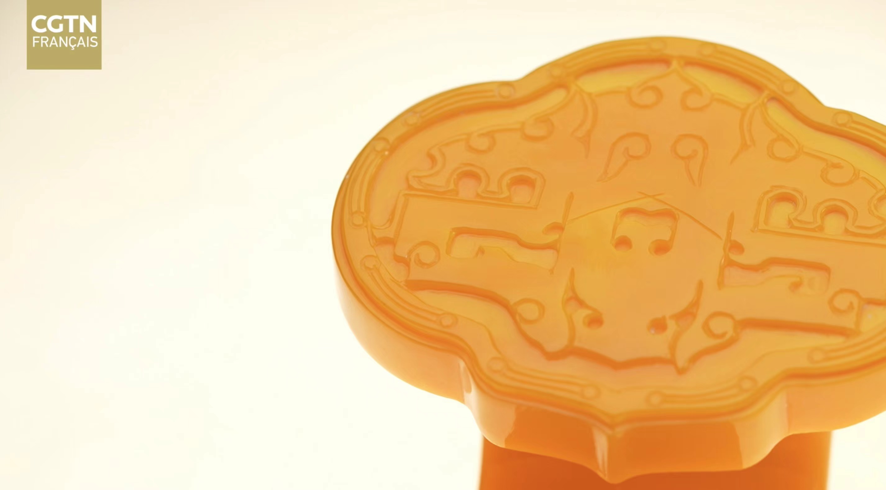 « L'art et l'âme » La glaçure colorée jaune impérial : un jaune unique ...