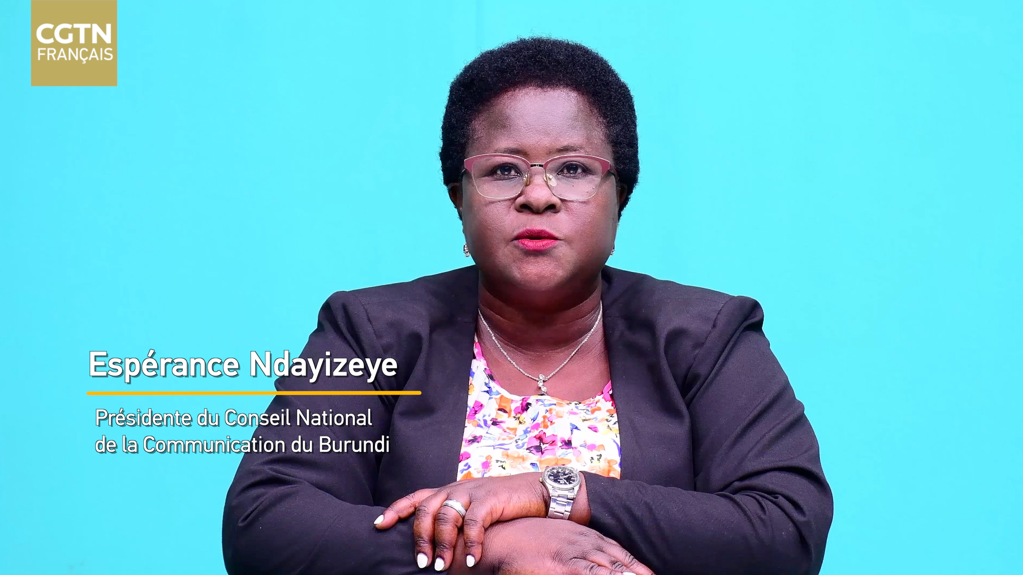 Espérance Ndayizeye, présidente du Conseil National de la Communication du Burundi, félicite le ...