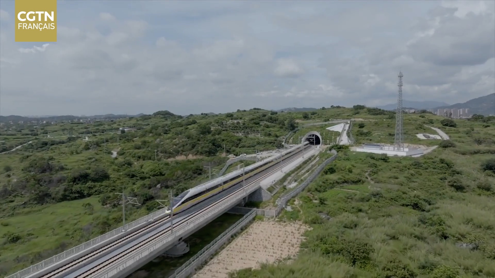 China Railway lance le prototype du train à grande vitesse CR450 à ...