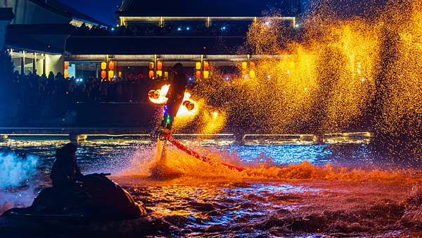 Hangzhou : l'"homme volant" sur l'eau présente la performance Huohu ...