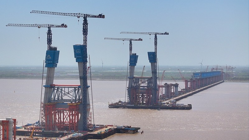 La hauteur de la tour principale du pont de Chongqi sur le fleuve ...