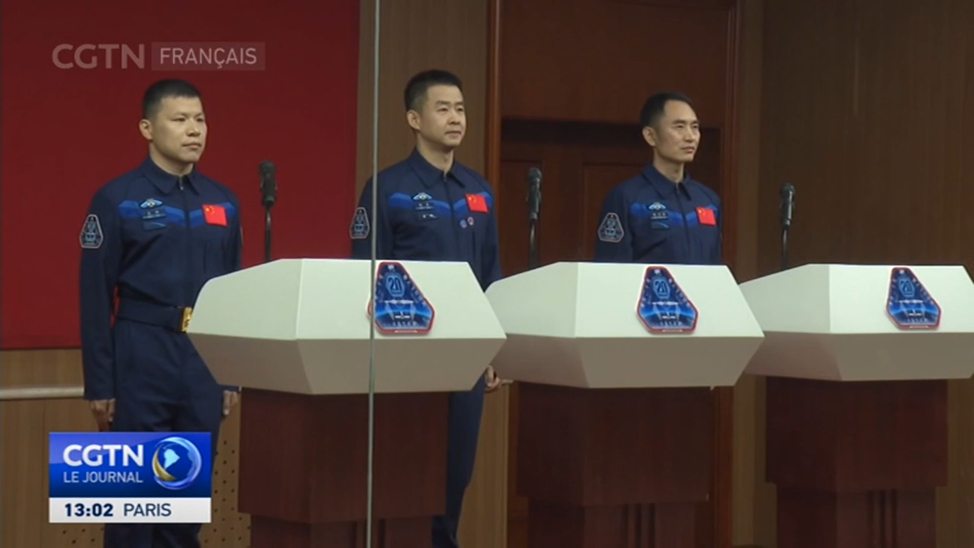 Les taïkonautes Chen Dong, Chen Zhongrui et Wang Jie se préparent à la ...