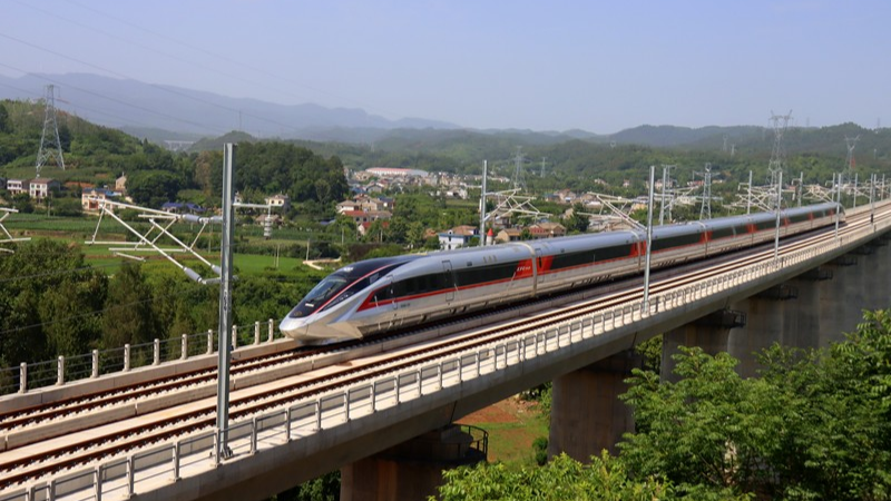 Hubei : le train à grande vitesse le plus rapide du monde, le CR450AF ...