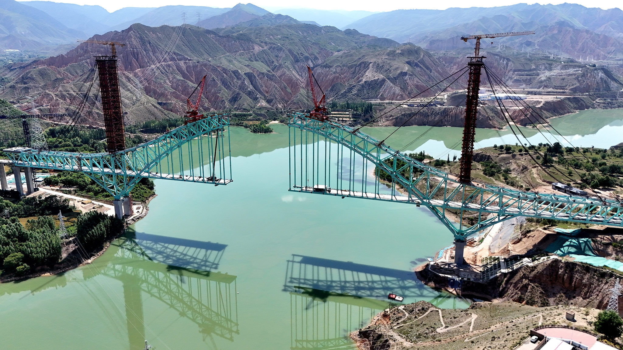 Le premier pont ferroviaire chinois en arc à treillis métallique ...